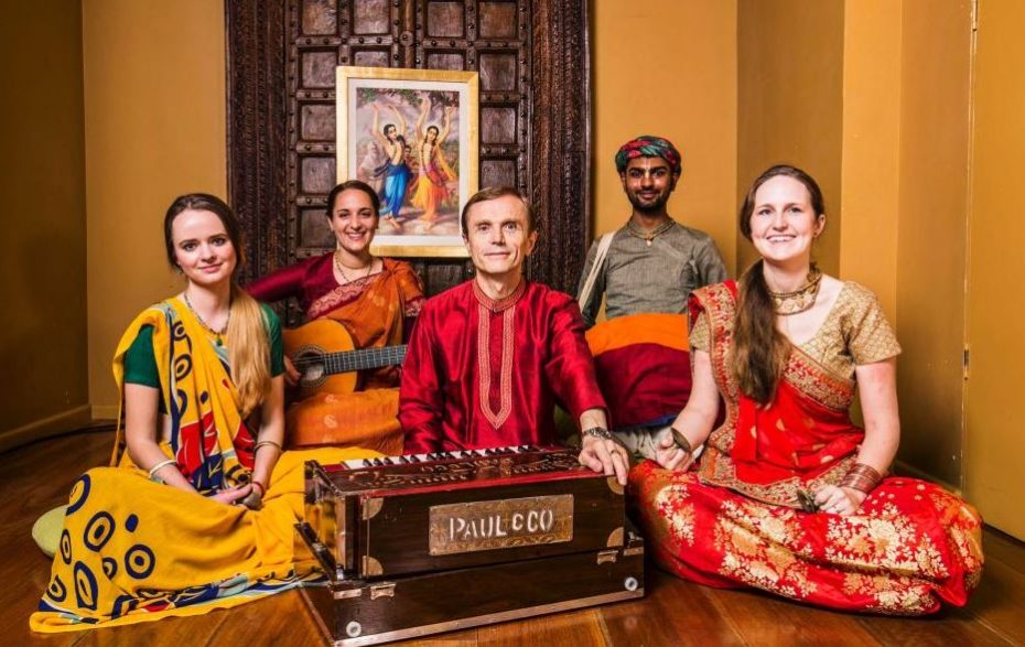Westerners Throng to Hindu Kirtans for Spiritual Solace
